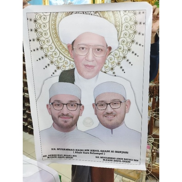 Jual foto kh.muhammad zaini beserta anak beliau bahan banner 50x70 ...