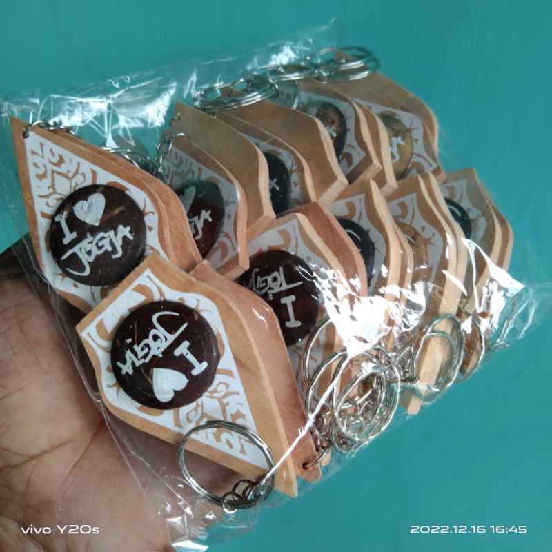 Jual Paket Souvenir isi 20 pcs gantungan kunci kayu khas Jogja Souvenir Malioboro oleh oleh khas ...
