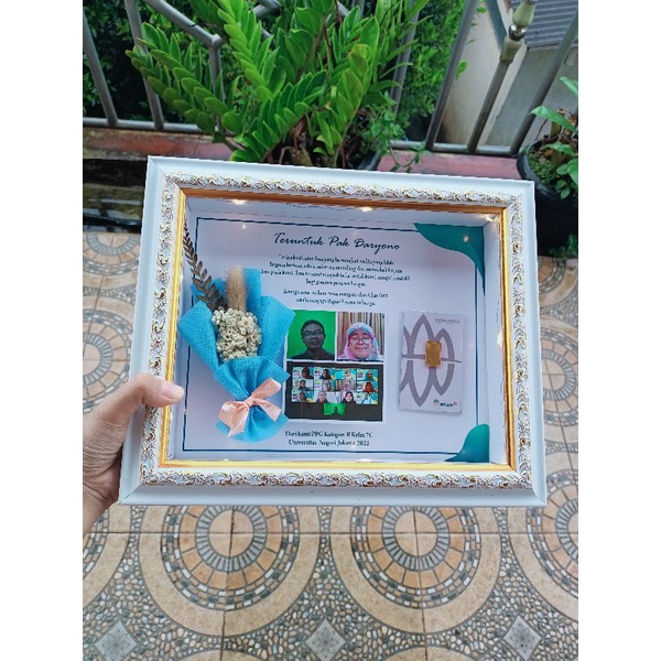 Jual Bingkai hias 3D seri Frame Putih Ukir Gold 20x25 | Shopee Indonesia
