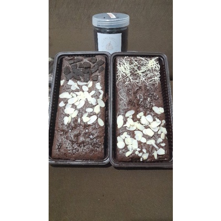 Jual Brownies Almond Tiga Rasa Keju Oreo Choco Cip Ukuran 10x24cm ...
