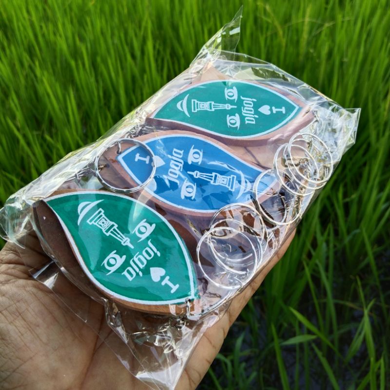 Jual Paket Souvenir isi 20 pcs gantungan kunci kayu khas Jogja Souvenir Malioboro oleh oleh khas ...