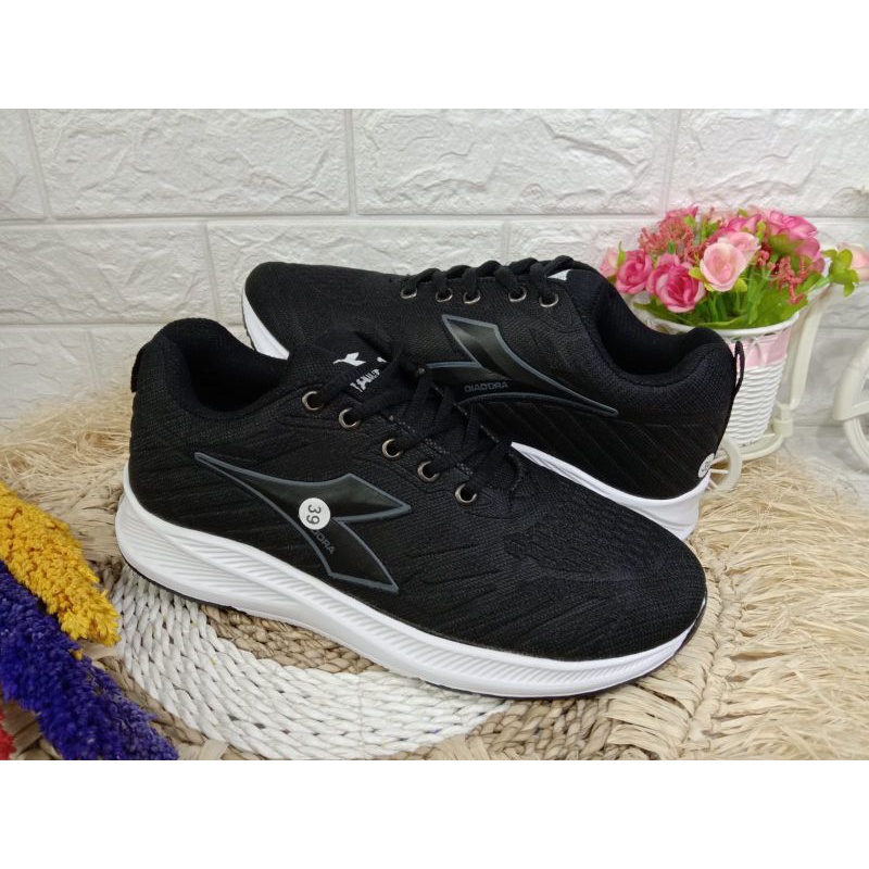Jual SEPATU JALAN/SPORT HITAM PUTIH | Shopee Indonesia
