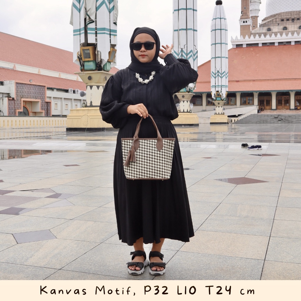 Jual COD SIS TAS SELEMPANG MOTIF POLOS BISA MUAT BANYAK TAS PROMO ...
