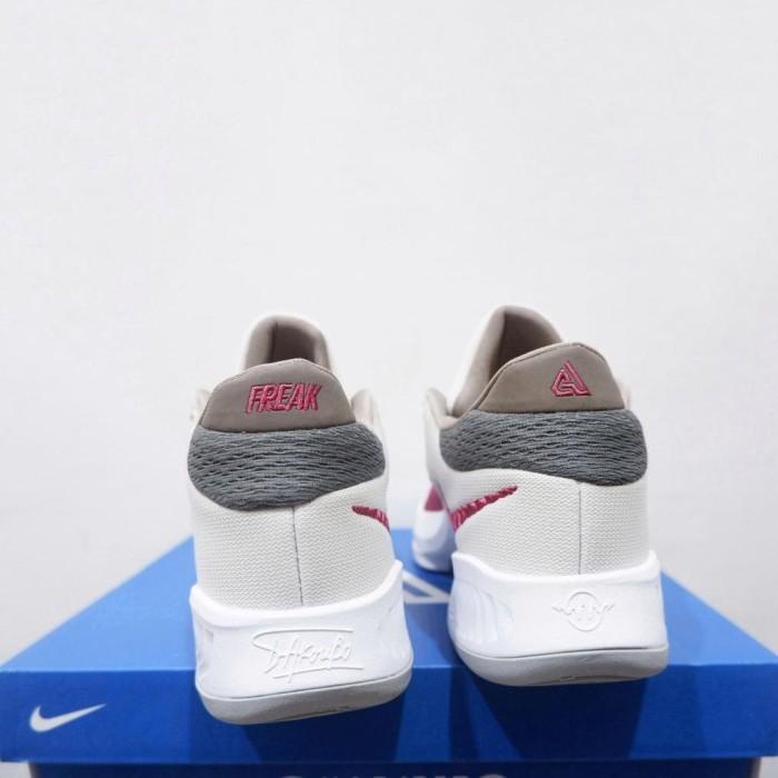 Jual Sepatu Basket Pria Nike Zoom Freak 4 Low "Kolossaio" Light Bone ...