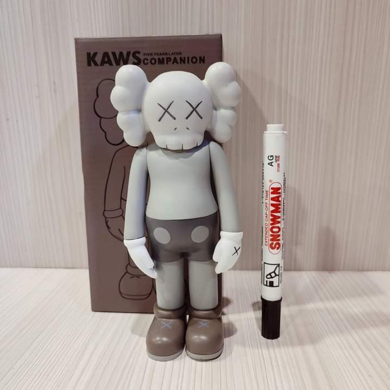 Jual Mainan action figureKaws five years later companion abu abutinggi ...