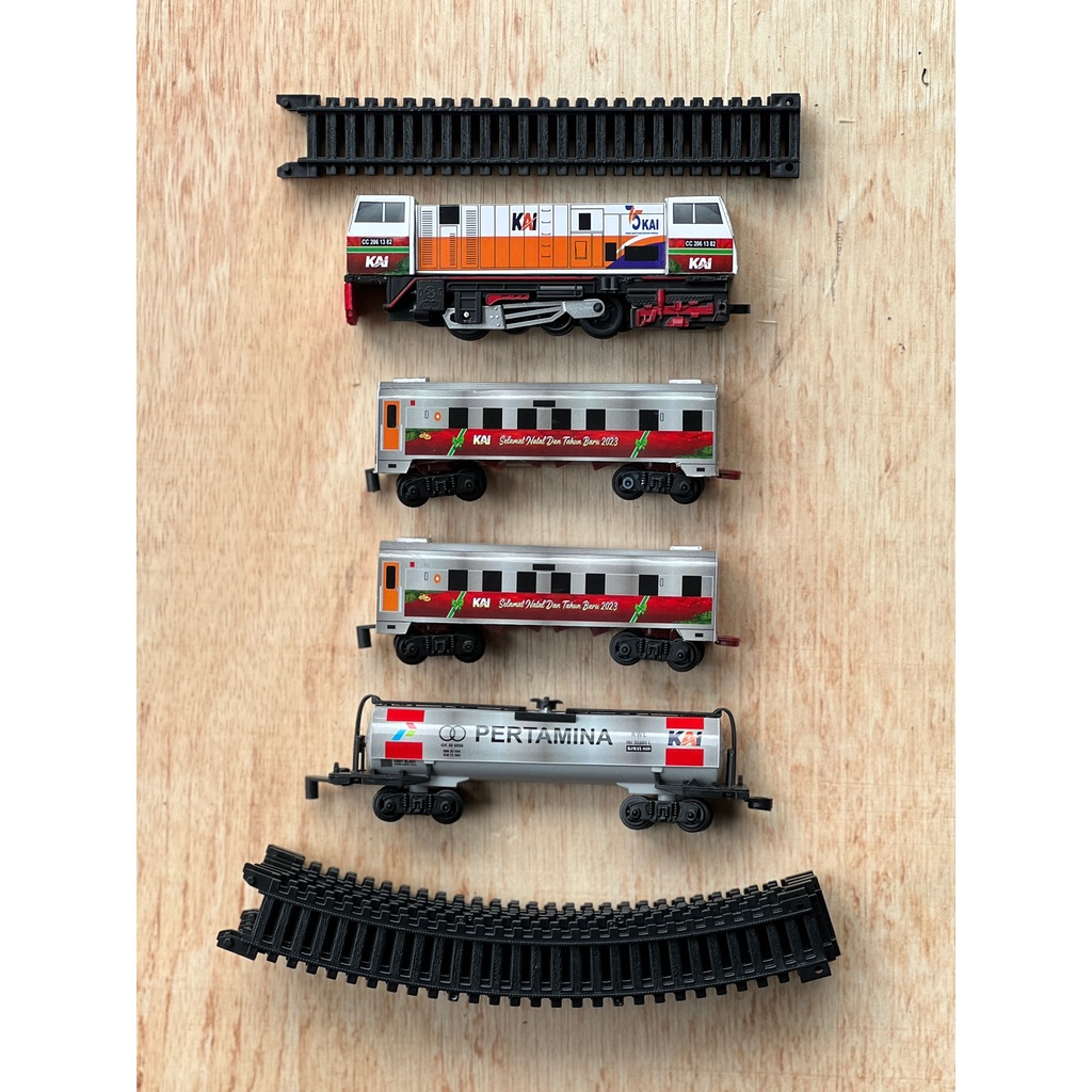 Jual Paket Miniatur Kereta Api Indonesia Lokomotif CC206 Gerbong NATARU ...