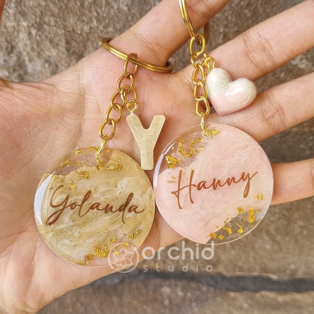 Jual Gantungan Kunci Resin Bulat Nama Initial Alfabet Souvenir Toko ...
