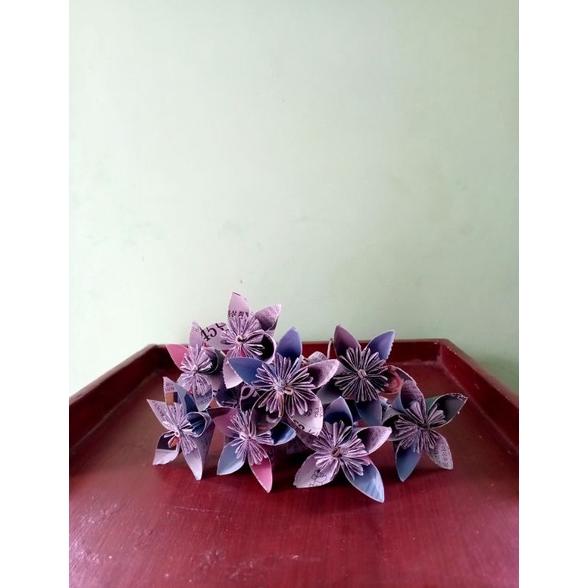 Jual PRODUK- KERAJINAN BUNGA DARI KERTAS KORAN, 5 TANGKAI . | Shopee ...
