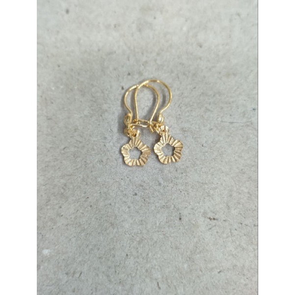 Jual anting desi bandul bunga bolong 1/2 gram emas muda | Shopee Indonesia