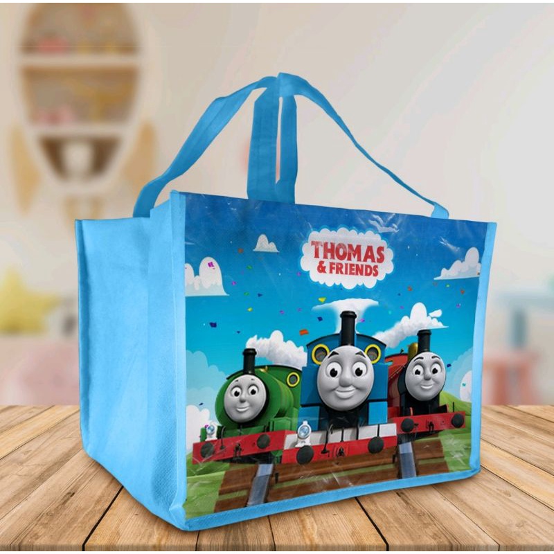 Jual TAS SPUNBOND TAS BENTO TAS ULTAH UKURAN T21 P27 L18 GAMBAR THOMAS ...