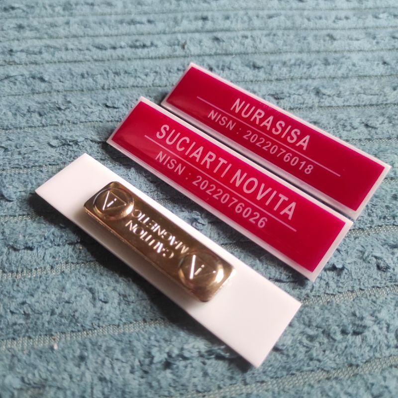 Jual Name Tag / papan nama dada Akrilik merah magnet | Shopee Indonesia