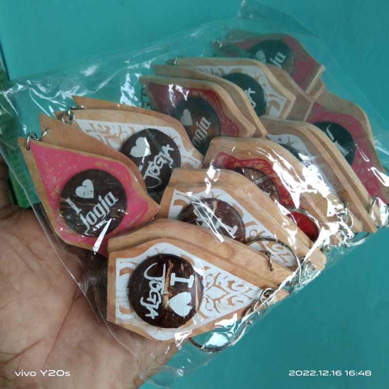 Jual Paket souvernir isi 20 pcs gantungan kunci kayu motif gunungan souvernir Malioboro oleh ...