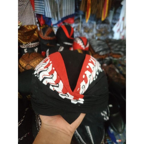 Jual Blangkon Jogja Lipat Sliwir Motif Banyuwangi Hitam lis Merah ...