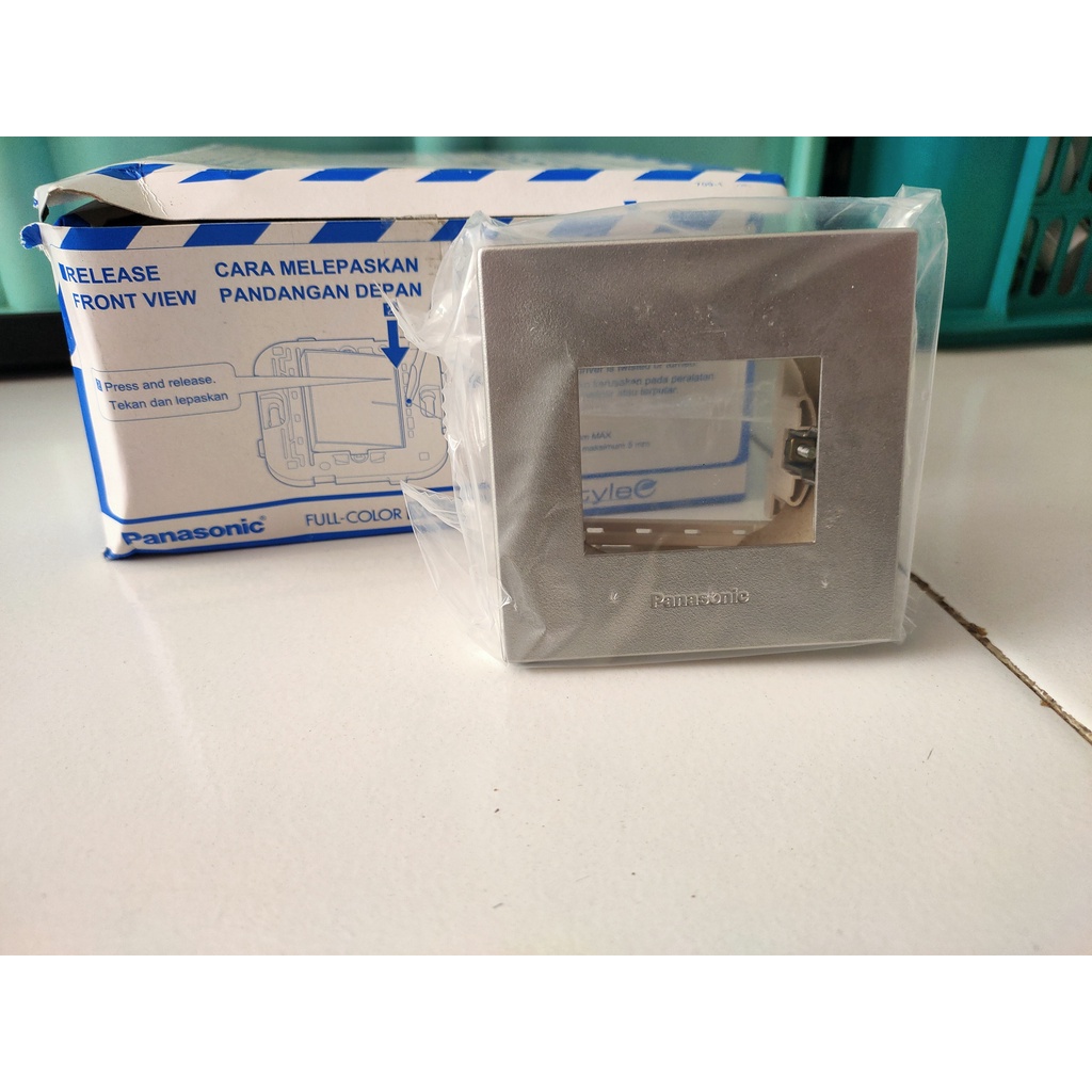 Jual PANASONIC SAKLAR FRAME SERI MINIMALIS PUTIH WESJ78029W | Shopee ...
