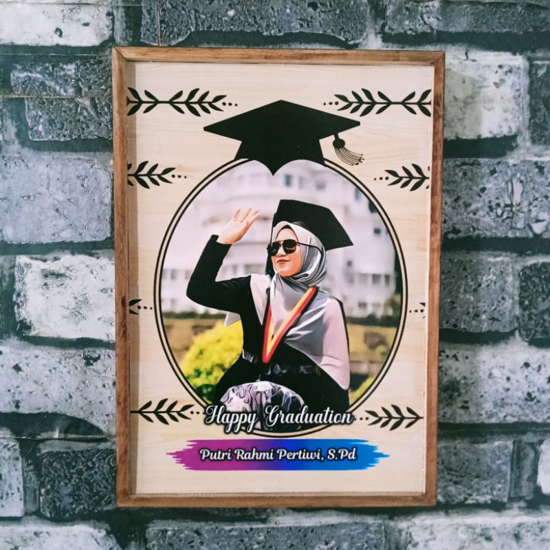 Jual Kado kreatip HADIAH KADO WISUDA - Foto kayu custom Foto, nama ...