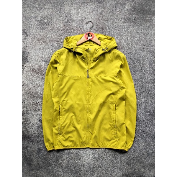 Jual UNIQLO lightweight running jacket | Shopee Indonesia