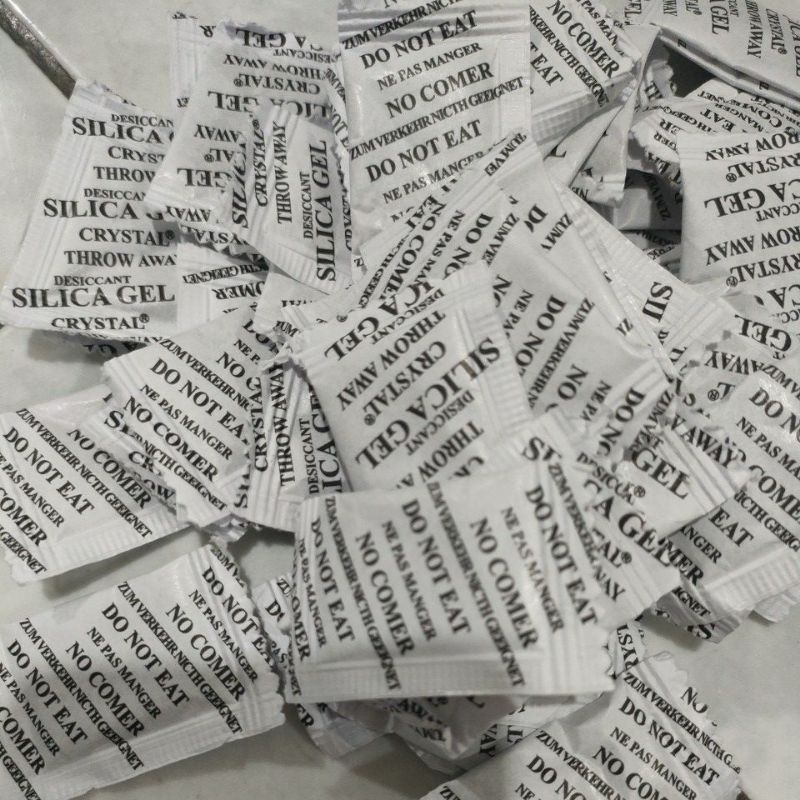 Jual silica gel silika 50pcs pengawet makanan sepatu tas kue kering dll ...