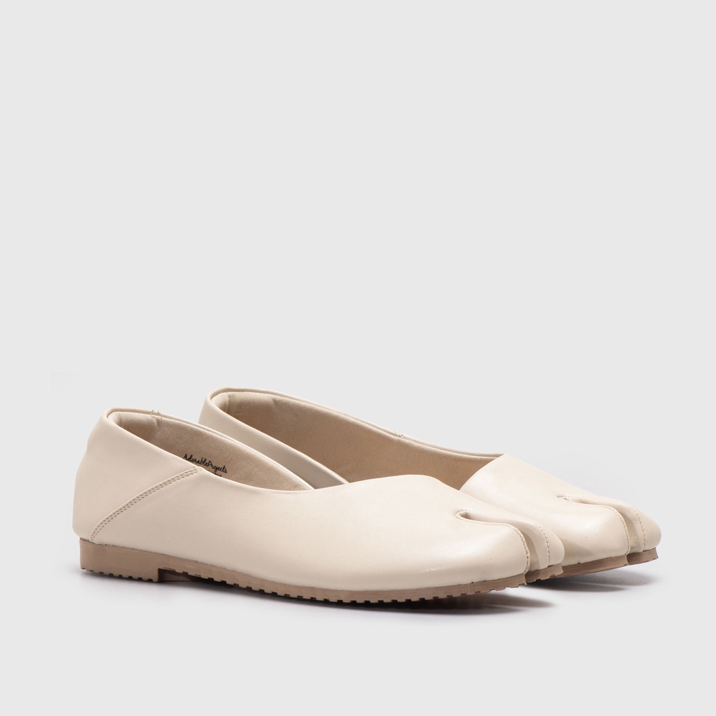 Jual Adorableprojects - Lulula Flat Shoes Cream - Sepatu Tabi | Shopee ...