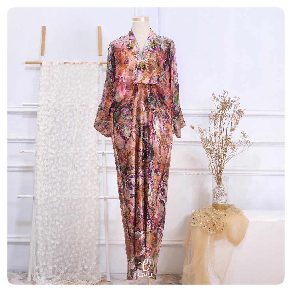Jual EIWA | Kaftan Dress Rayya Gradasi Peach Abstract | Shopee Indonesia