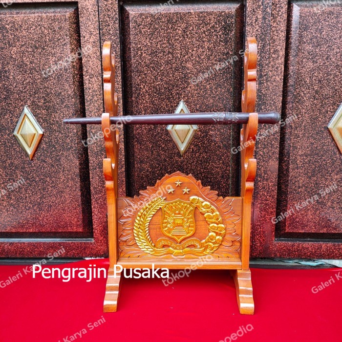 Jual Stand Tempat Pajangan Tongkat Komando Ukiran Lambang Polri ...