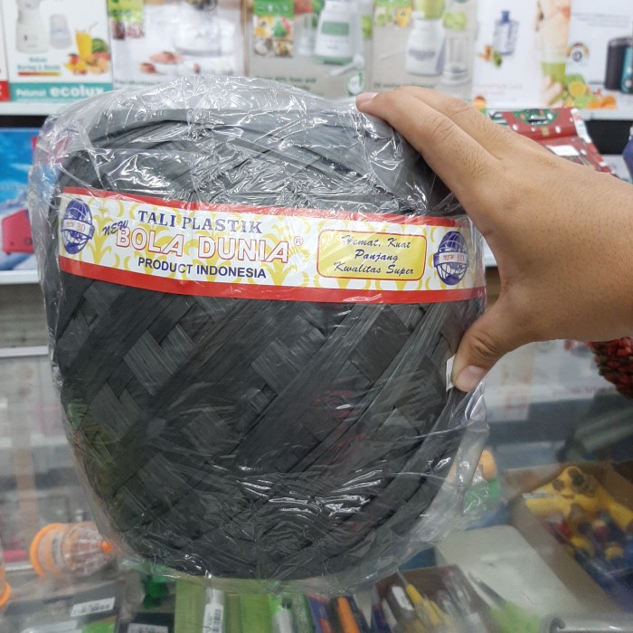 Jual Tali Rafia Plastik Hitam Kuat 600 gram Merk Bola Dunia | Shopee ...