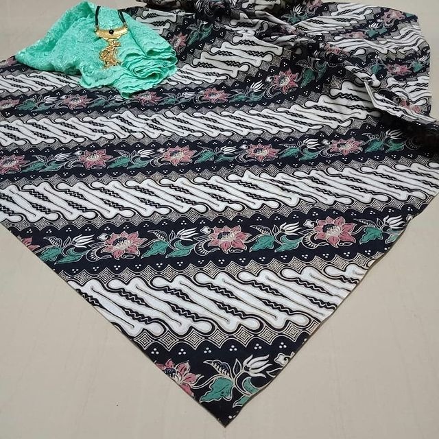 Jual Kain Batik Laweyan Solo motif kembang seling putih ( Lawasan ...