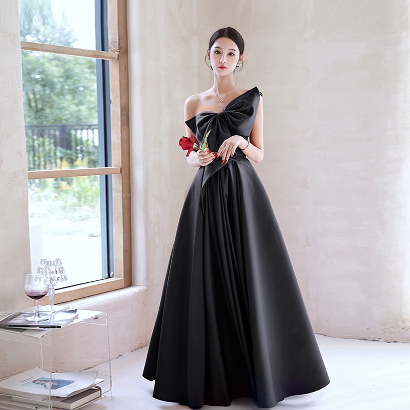 Jual Hitam Gaun Malam 2024 Temperamen Baru Satin Gaun Pertemuan Tahunan ...