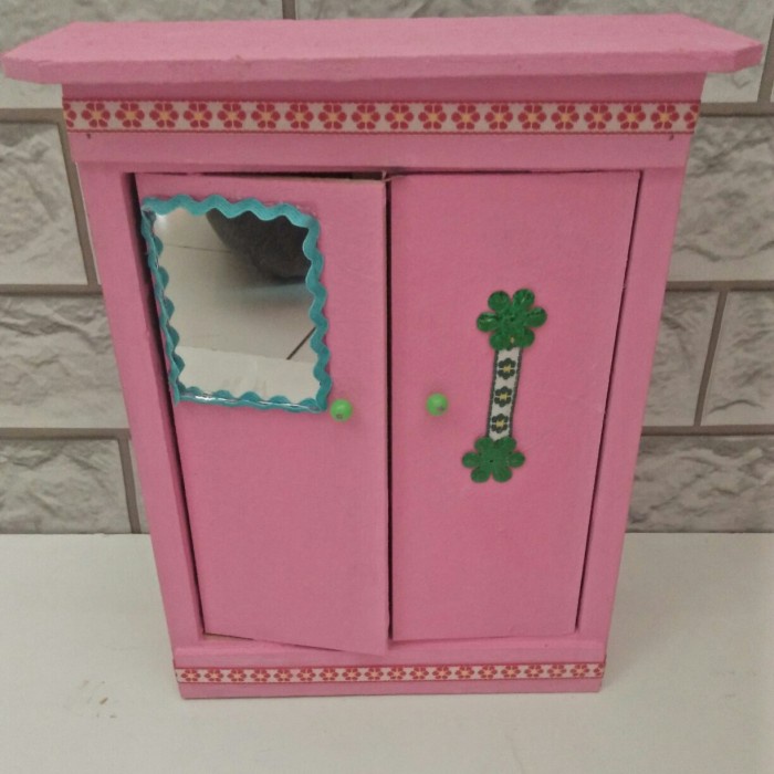 Jual Lemari Pakaian Barbie Kaca Cermin Peralatan Kamar Boneka Barbie ...