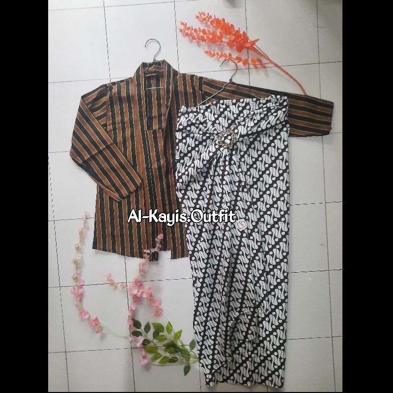 Jual Kebaya dan Sorjan SETELAN KEBAYA LURIK DEWASA + ROK LILIT PUTIH Lurik | Shopee Indonesia