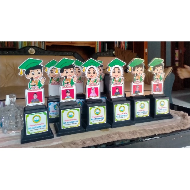 Jual PIALA WISUDA SOUVENIR PLAKAT WISUDA TK/PAUD CUSTOM FOTO | PLAKAT ...