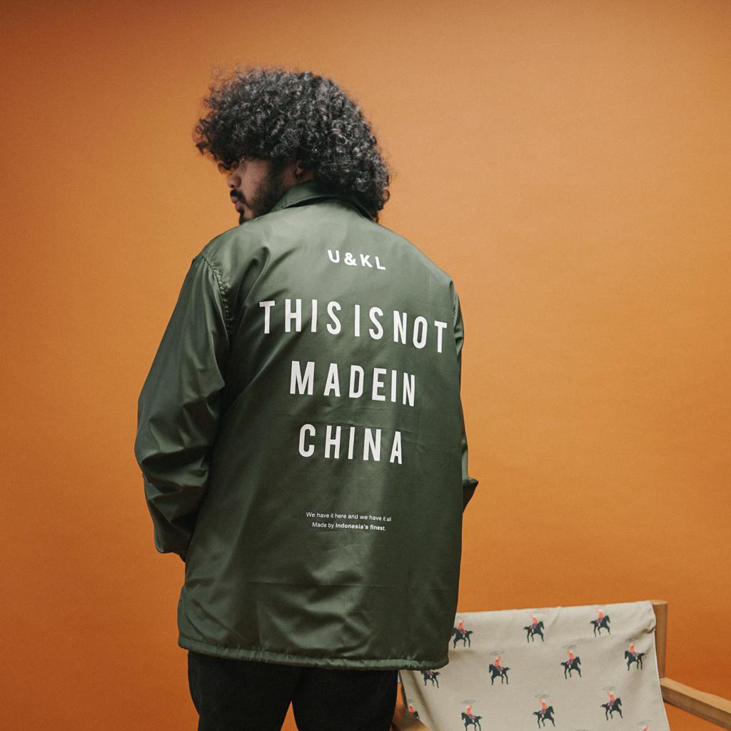 Jual UNKL347 Jaket Pria Windbreak Army Green Sablon SEEE | Shopee Indonesia