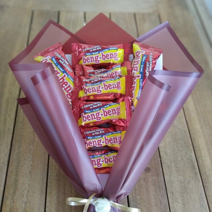 Jual buket snack wisuda red gold version / bucket snack ulang tahun ...