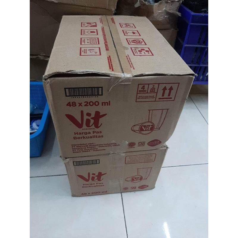 Jual KHUSUS INSTAN Vit Air Mineral Gelas 200ml 1 dus isi 48pcs | Shopee ...