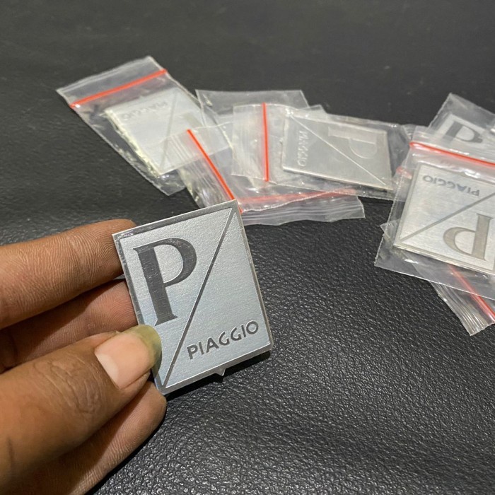Jual Logo Emblem Dasi Vespa P Coret Warna Natural Piaggio Alumunium ...