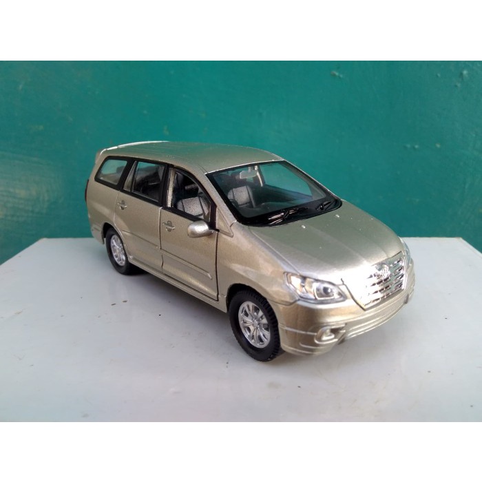 Jual Diecast Innova miniatur Toyota kijang Innova mainan model mobil ...