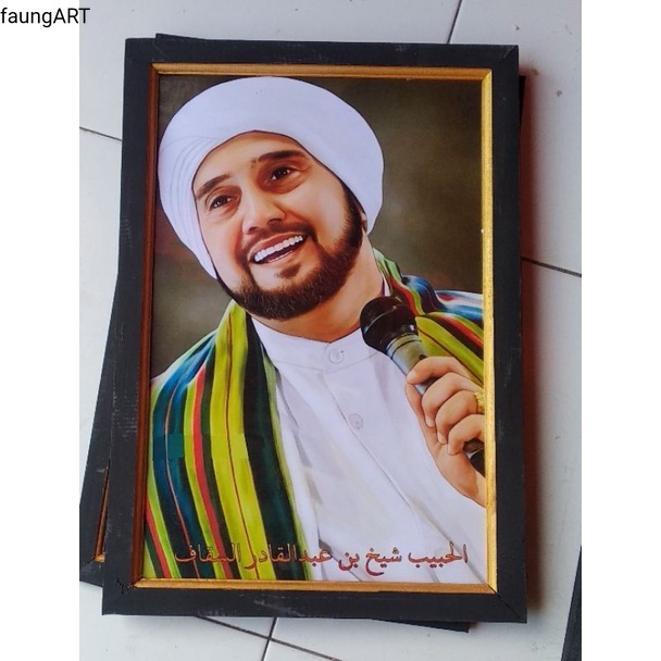 Jual hiasan dinding plus bingkai ulama habib syech bin Abdul Qodir Assegaf plus bingkai ukuran ...