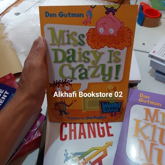 Jual Buku My Weird School #1: Miss Daisy Is Crazy! | Shopee Indonesia
