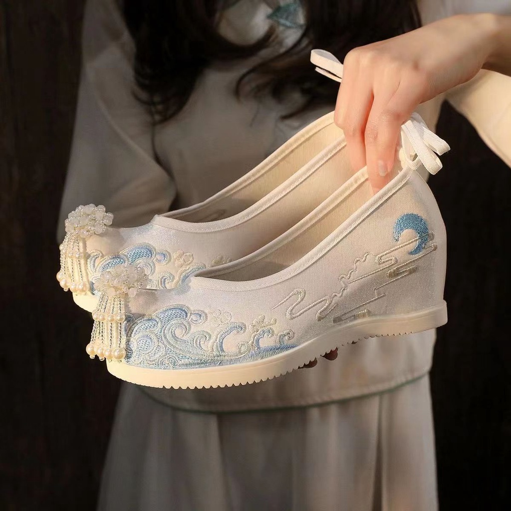 Jual High heeled and upturned Chinese costume shoes, spring and autumn ...