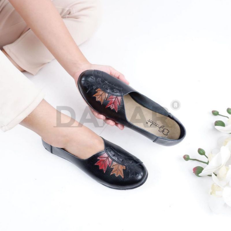 Jual Sepatu Kulit Pentopel Wanita Motif Daun Slip on Sepatu Kerja ...