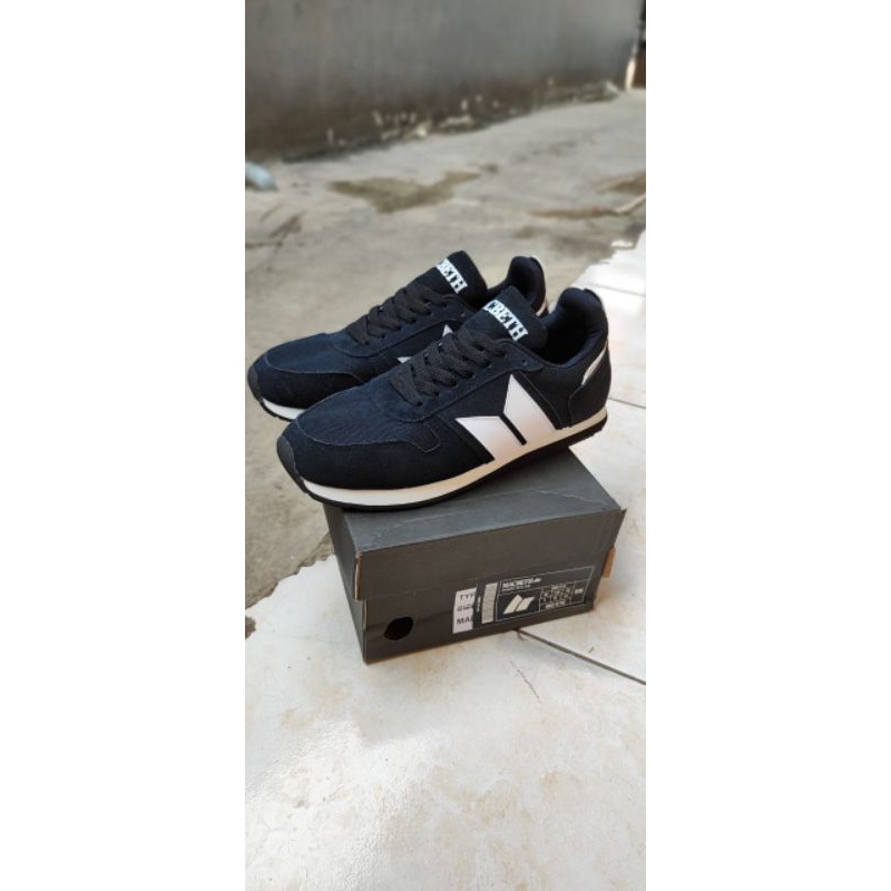 Jual New arrival sepatu sneakers macbeth black white kulit suede size 39-44 | Shopee Indonesia