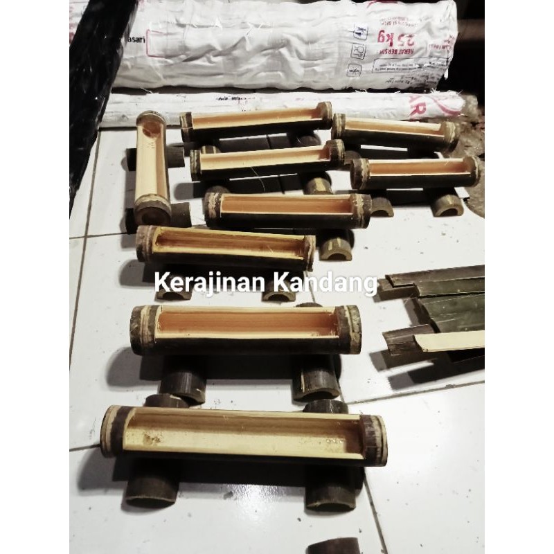 Jual Tempat Makan Ayam Dari Bambu Hitam asli | Wadah Pakan Ternak dari bambu hitam asli | Shopee ...