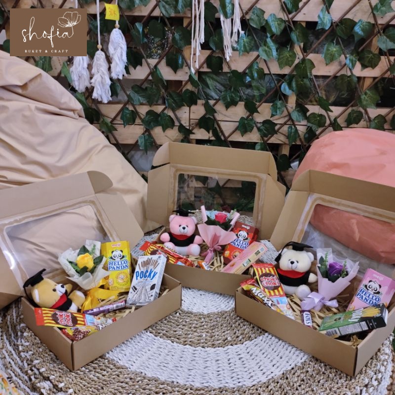 Jual Gift Box Wisuda Snack Boneka dan Buket Bunga - 1 HARI JADI ...