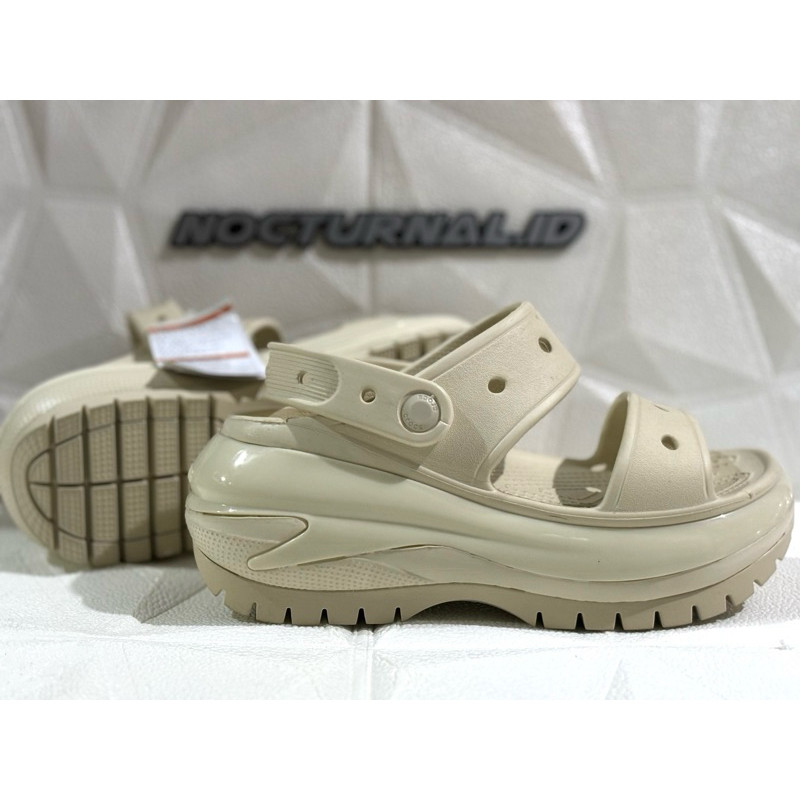 Jual Crocs Classic Mega Crush Clog Sandal FREE JIBBITZ 4pcs [COD ...