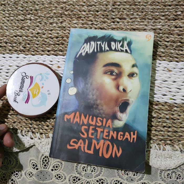 Jual MANUSIA SETENGAH SALMON - RADITYA DIKA original | Shopee Indonesia