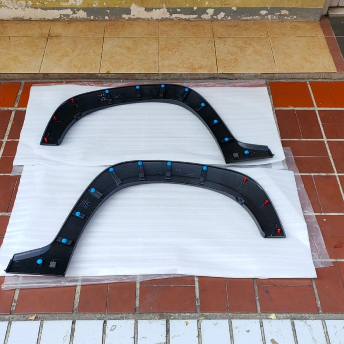 Jual Moulding Overfender Wheel Arc Depan Asli Mitsubishi New Xpander ...