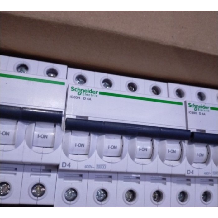 Jual MCB SCHNEIDER iC60H 4P 4A KURVA D 10KA SCHNEIDER A9F85404 SNI ORIGINAL | Shopee Indonesia
