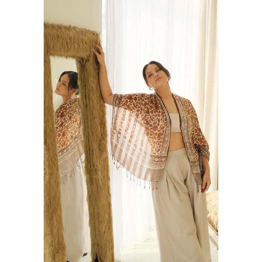 Jual BATIK RATU - Syal Batik Sutra Daun Tumbuh - Brown | Shopee Indonesia