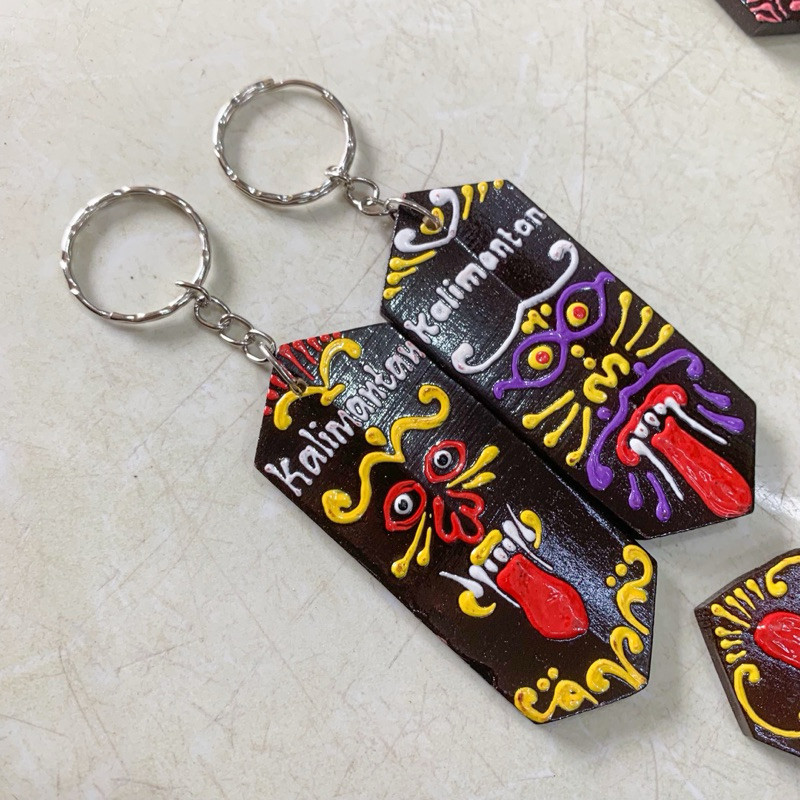 Jual Gantungan Kunci Tameng Dayak lukis Hitam | keychain | Shopee Indonesia