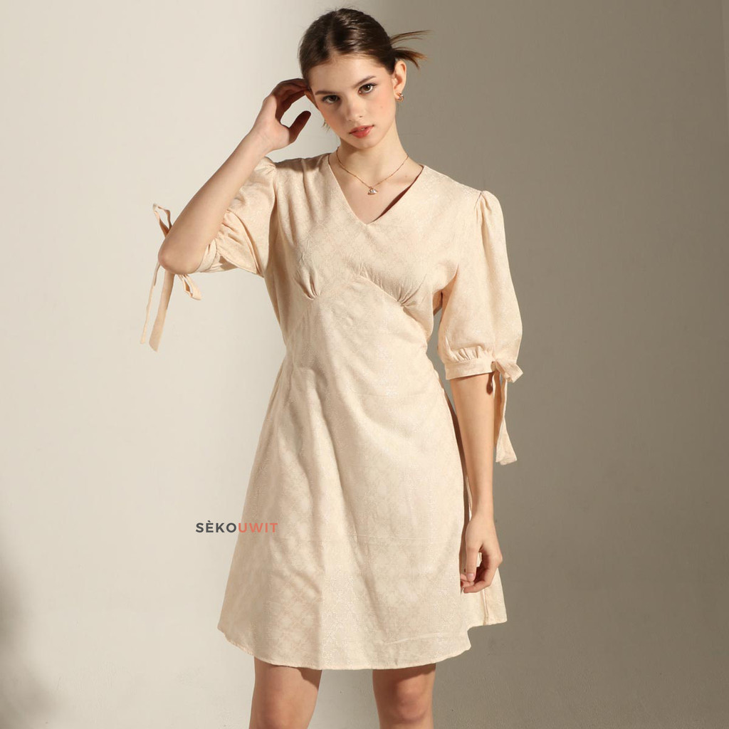 Jual Holly Mini Dress Dobby Tenun Batik / Gaun Pendek Sekouwit in Ivory ...