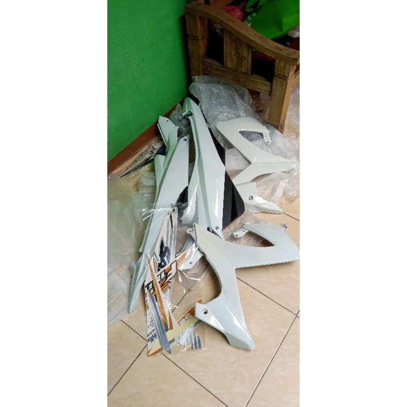 Jual Body dan sayap kanan kiri Satria Fu facelift putih plus stiker ...